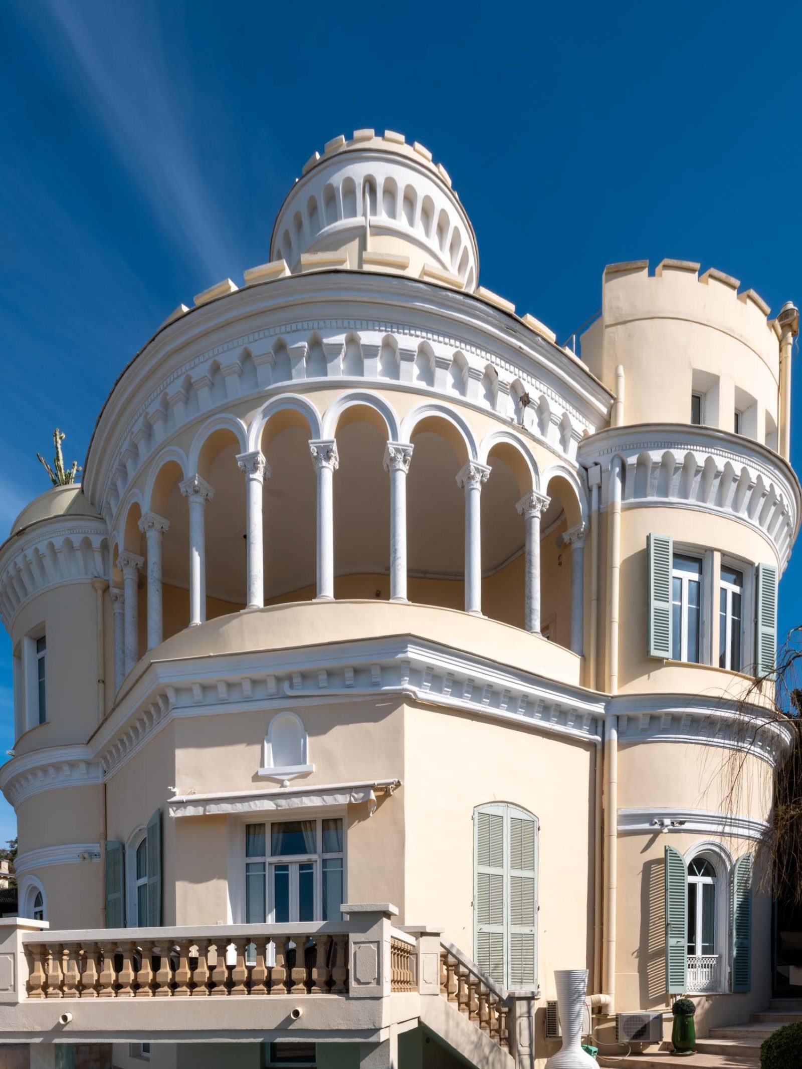 Maison Classique Rénovée Vue sur la Baie des Anges